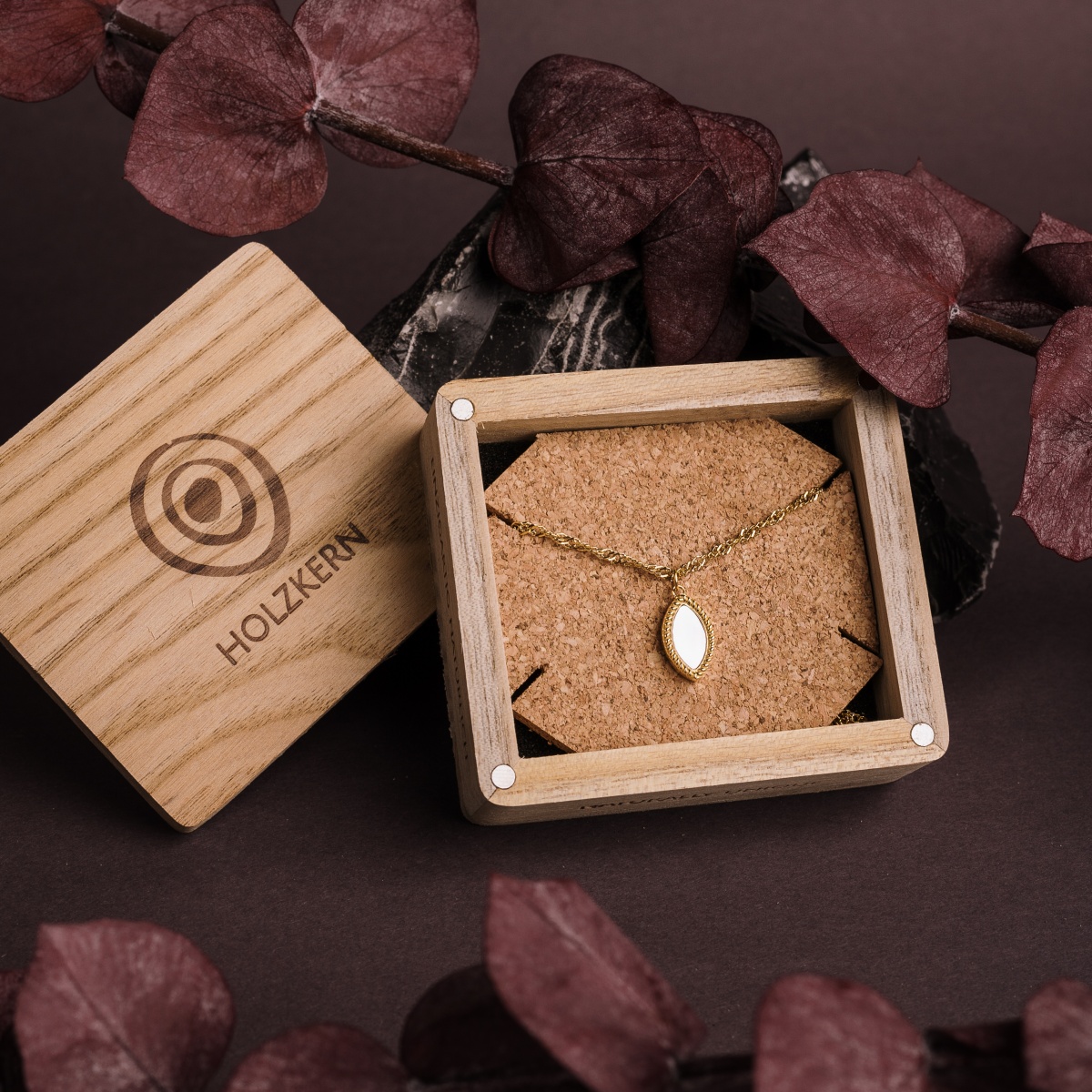 Visual Necklace (White Nacre/Gold) | Holzkern