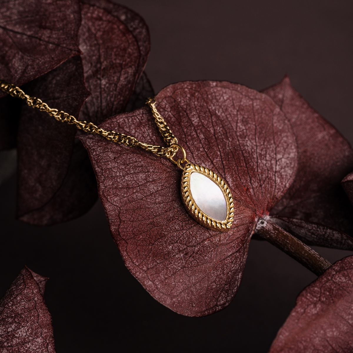 Visual Necklace (White Nacre/Gold) | Holzkern